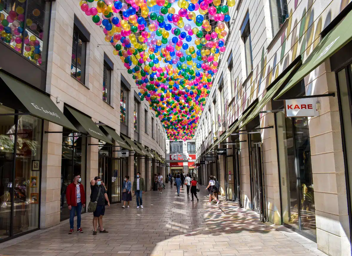 How To Use Balloons For Retail Displays And Promotions